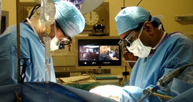 Patient undergo open brain surgery while watching BigBoss.