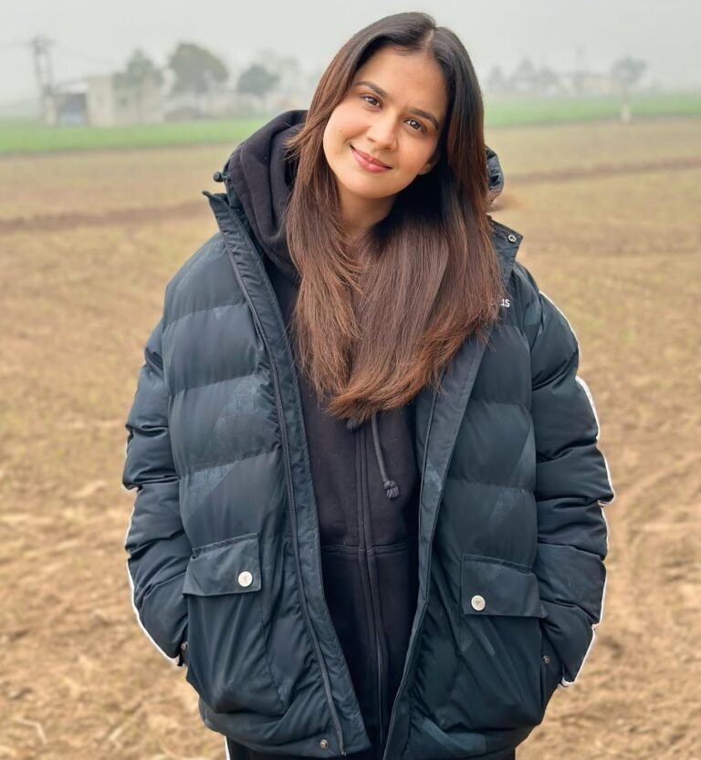 Roopi Gill Biography, Filmography, Age, Awards, Boyfriend, Photos & More